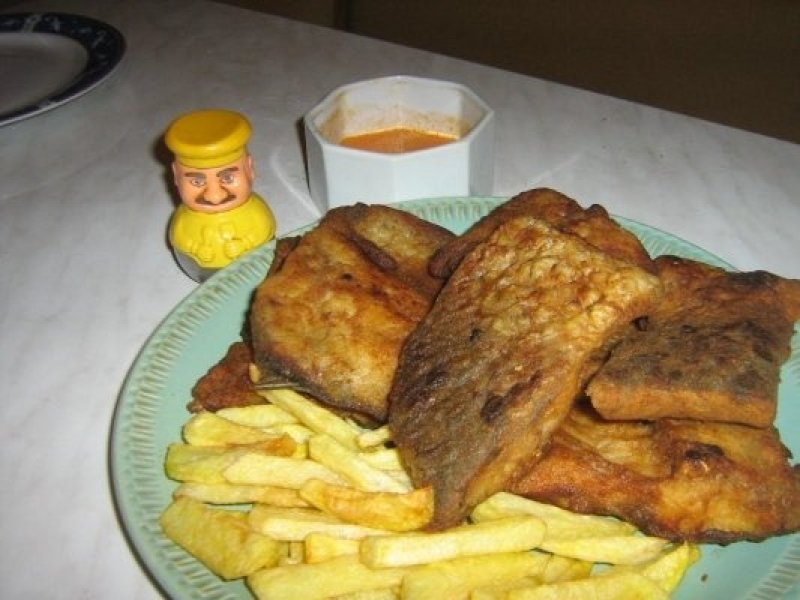 Crap prajit, cu sos de usturoi | Retete culinare | Gustos.ro