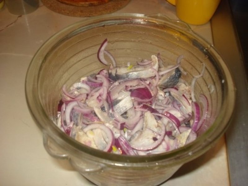 HERING MARINAT CU CEAPA ROSIE | Retete culinare | Gustos.ro