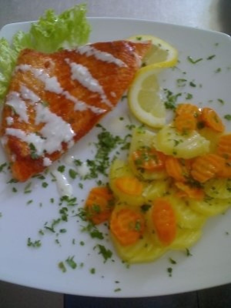 File de somon la gratar si garnitura de legume nature | Retete culinare ...
