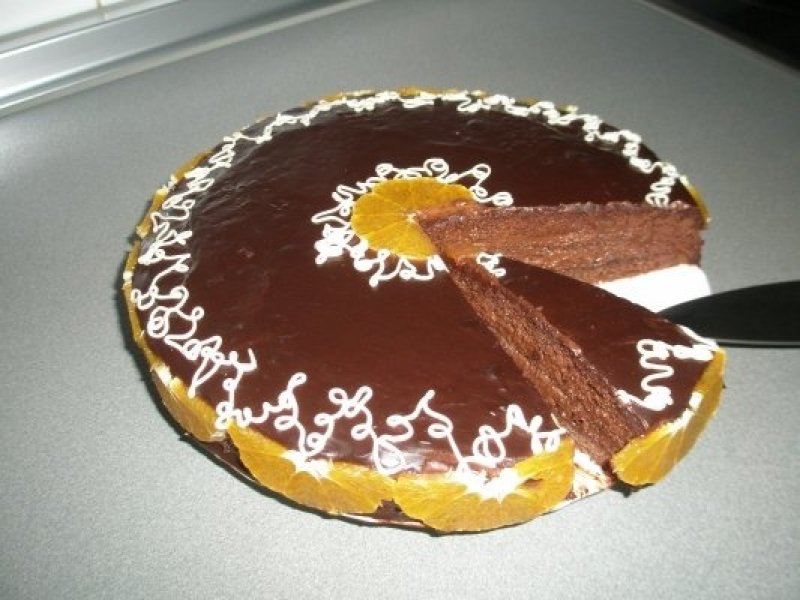 Tort simplu de ciocolata | Retete culinare | Gustos.ro