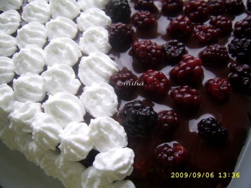 Tort cu mouse de ciocolata alba si mure | Retete culinare | Gustos.ro