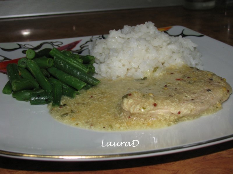 Piept de curcan cu sos cu mustar si tarhon | Retete culinare | Gustos.ro