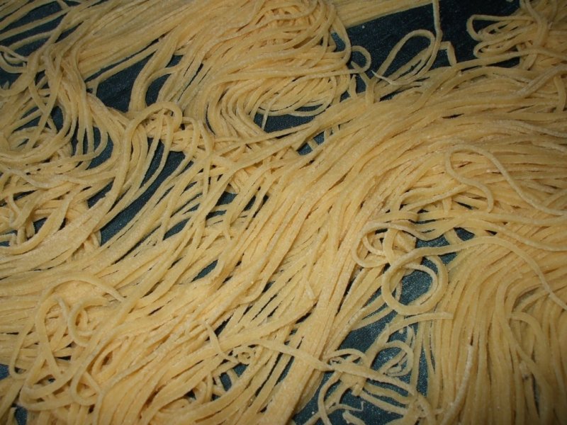 Taitei de casa cu masina de taitei | Retete culinare | Gustos.ro