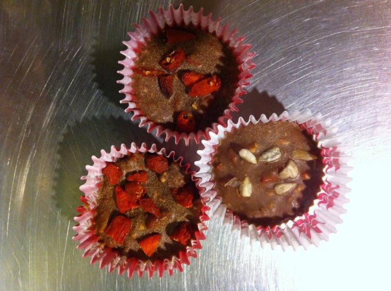 Meniu bio din trei ingrediente - ciocolata de menaj, goji berries, nuci ...