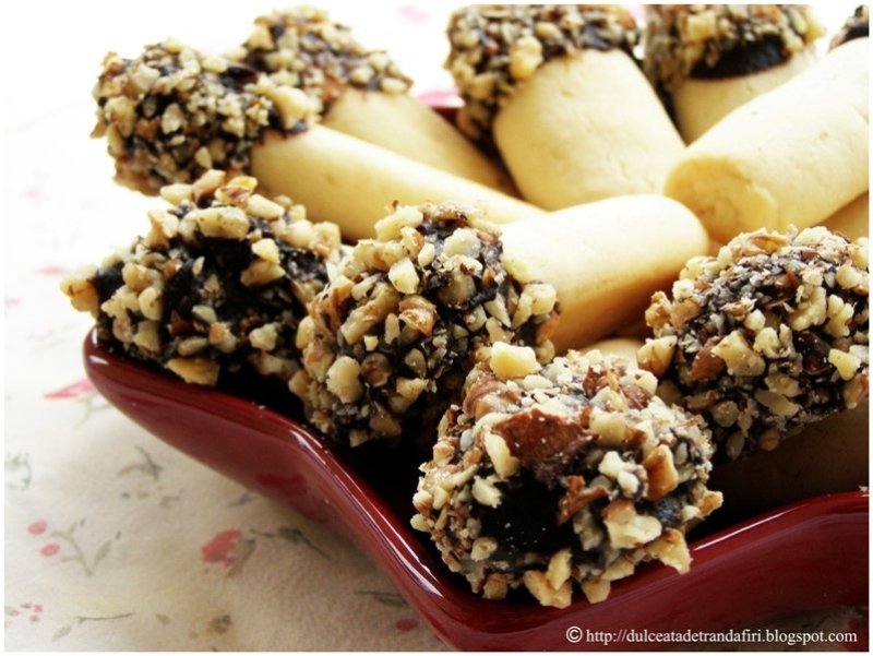 "Degetele" inmuiate in ciocolata | Retete culinare | Gustos.ro