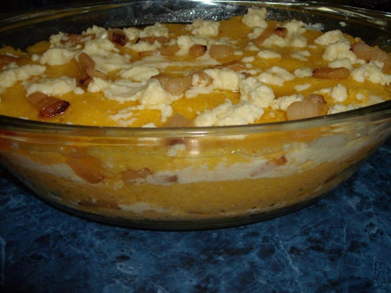 Mamaliga cu branza si slanina fripta | Retete culinare | Gustos.ro