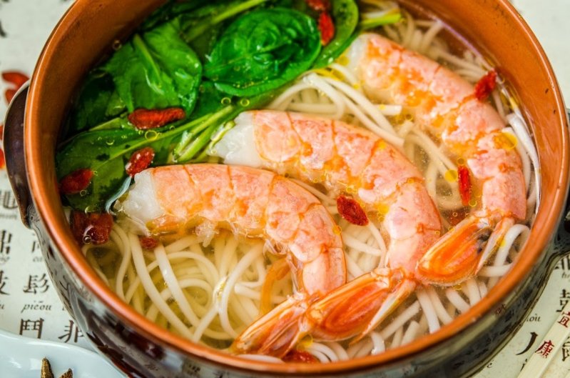 Supa chinezeasca de creveti cu taitei | Retete culinare | Gustos.ro