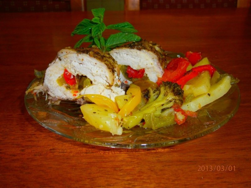 Piept de pui umplut cu ardei si cascaval cu garnitura de legume la ...