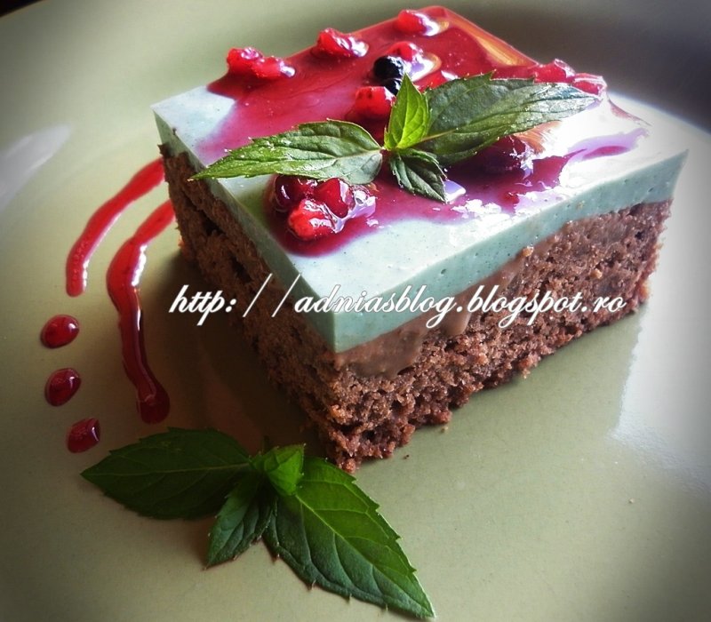 Prajitura After Eight cu sos de merisoare | Retete culinare | Gustos.ro