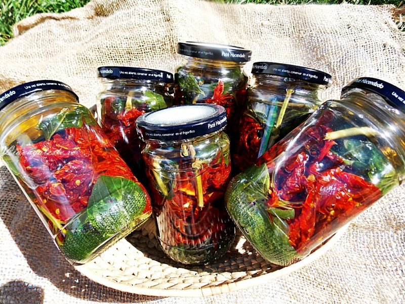 Rosii uscate la soare conservate in ulei de masline pe pat de busuioc ...