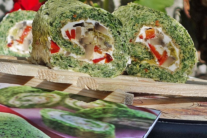 Rulada cu spanac, branza, ciuperci si ardei kapia rosu | Retete ...