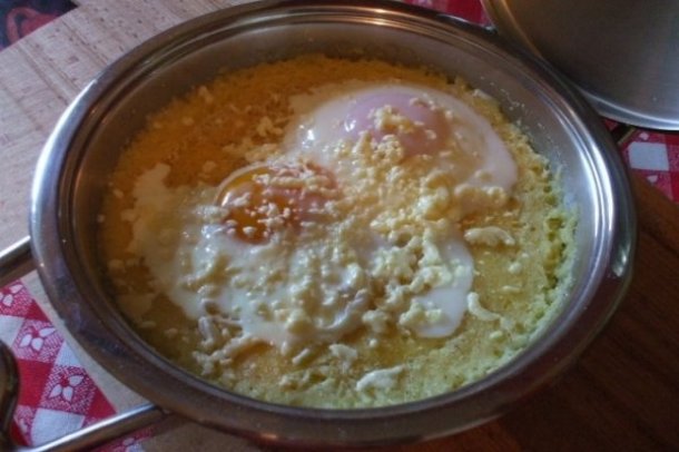 Mamaliguta rapida cu ochiuri | Retete culinare | Gustos.ro