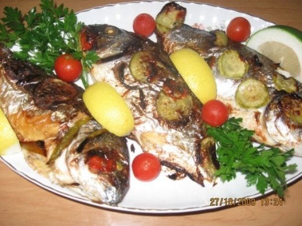 Dorada cu legume in folie de aluminiu la cuptor | Retete culinare ...