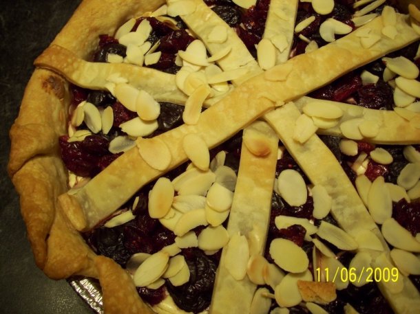 Placinta cu visine si merisor | Retete culinare | Gustos.ro