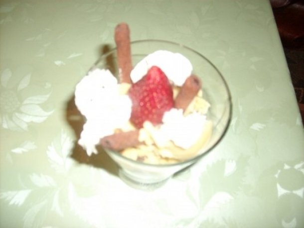 Inghetata de casa cu rom, stafide/nuci | Retete culinare | Gustos.ro