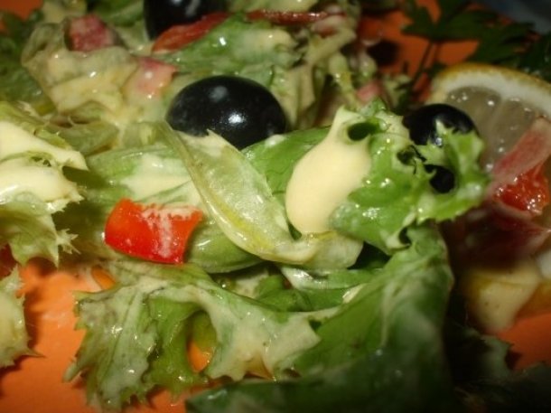 Salata verde creata cu sos picant | Retete culinare | Gustos.ro