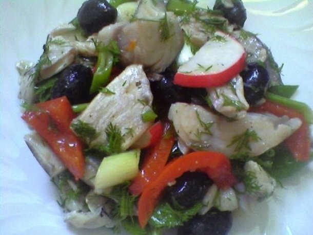 Salata de macrou si hering marinat | Retete culinare | Gustos.ro