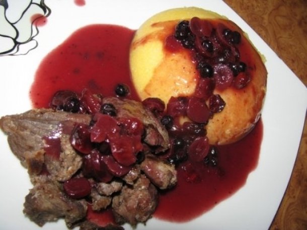 Caprioara cu sos de merisoare si afine | Retete culinare | Gustos.ro
