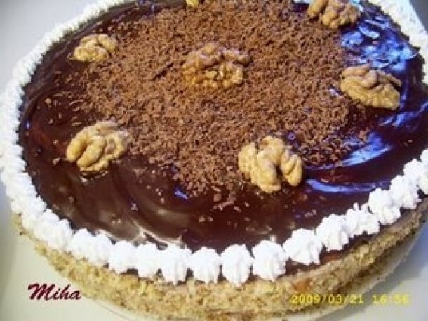 Tort cu mouse de ciocolata si nuci | Retete culinare | Gustos.ro
