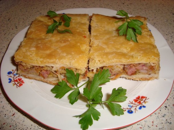 Placinta cu varza si carnati de vita | Retete culinare | Gustos.ro