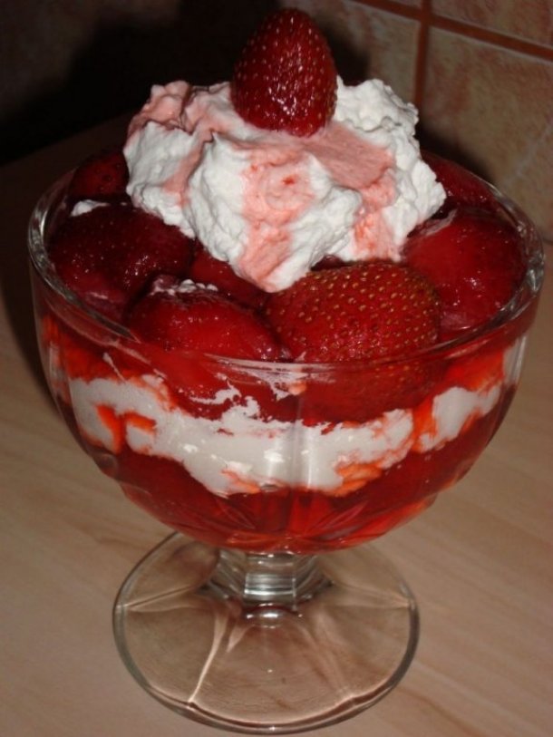 Desert cu capsuni | Retete culinare | Gustos.ro