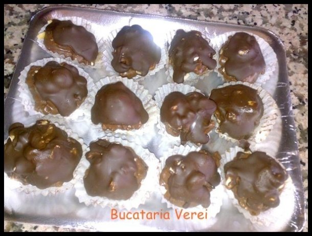 Bomboane de ciocolata cu umplutura crocanta | Retete culinare | Gustos.ro
