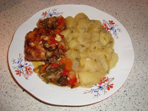 Cartofi inabusiti cu friptura de pui | Retete culinare | Gustos.ro