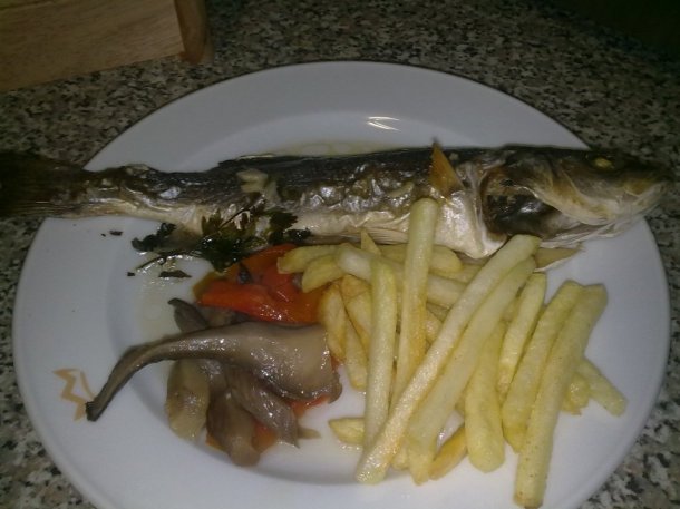 Peste la cuptor si salata de ardei rosu cu ton. | Retete culinare ...