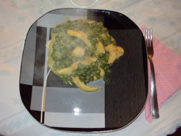 pui cu mazare in sos de lapte | Retete culinare | Gustos.ro