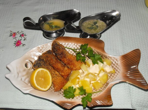 Crap prajit cu garnitura de cartofi natur | Retete culinare | Gustos.ro