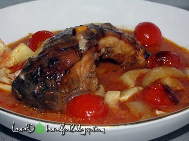 Crap in sos rosu cu usturoi | Retete culinare | Gustos.ro