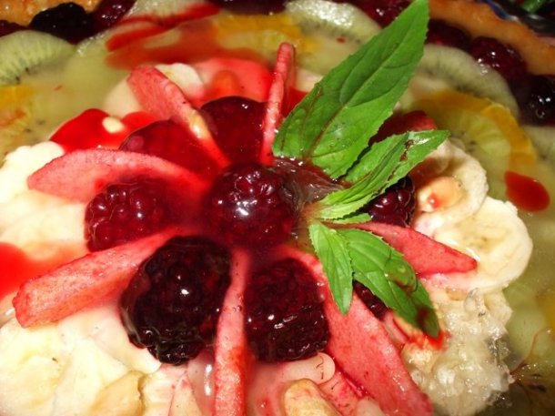 Tarta cu blat pandispan, fructe asortate si alune | Retete culinare ...