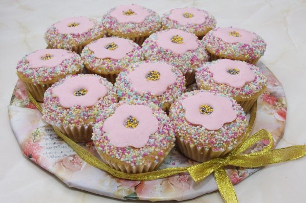 Tort din cupcakes "Manunchi de flori" | Retete culinare | Gustos.ro