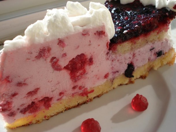 Tort cu Fructe de Padure | Retete culinare | Gustos.ro
