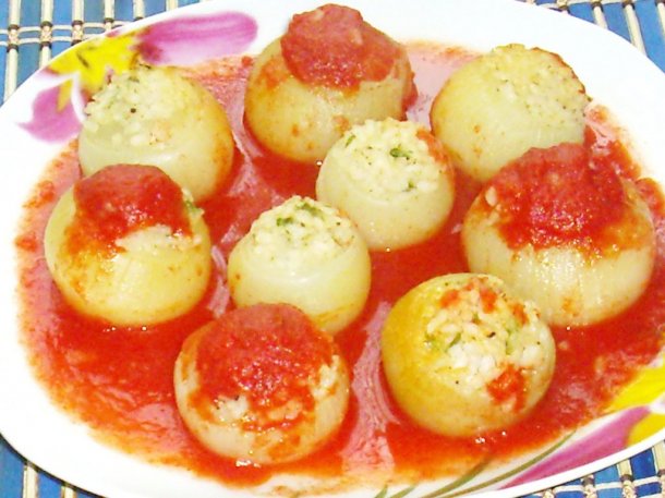 Ceapa umpluta cu orez | Retete culinare | Gustos.ro