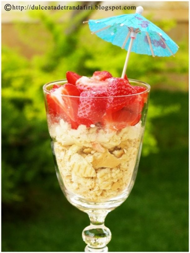 Desert la pahar - capsuni | Retete culinare | Gustos.ro