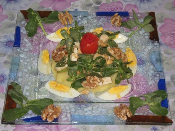 Salata de laptuci cu cartofi si oua | Retete culinare | Gustos.ro