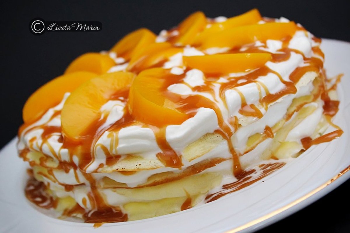 Tort de clatite cu piersici din compot, frisca si sirop caramel - rapid ...