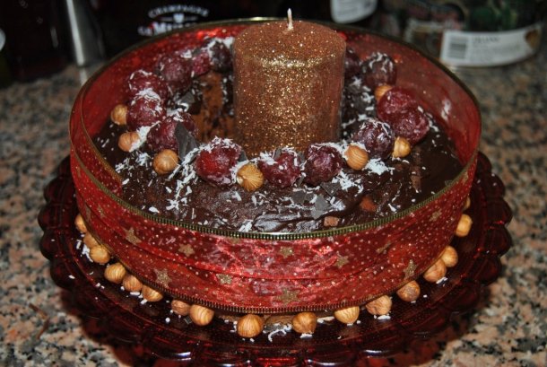 Tort festiv de ciocolatã si alune de pãdure | Retete culinare | Gustos.ro