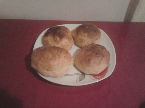 Chifle cu lapte batut si mac | Retete culinare | Gustos.ro