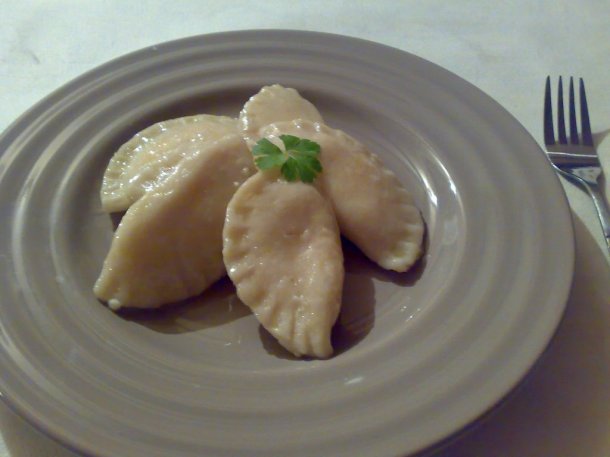 Coltunasi din aluat cu cartofi umpluti cu branza | Retete culinare ...