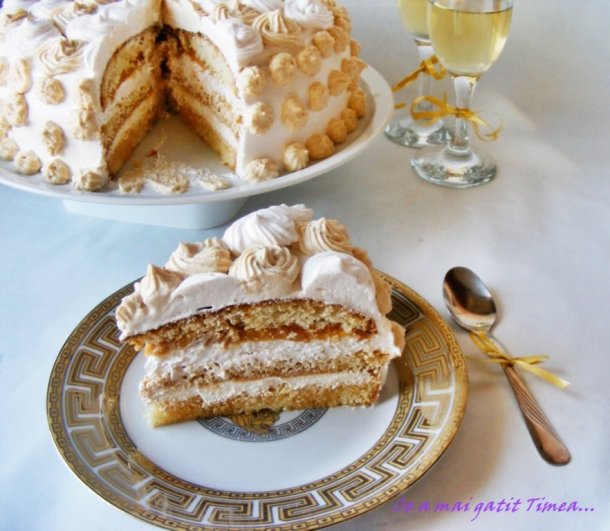 Tort cu frisca si caramel | Retete culinare | Gustos.ro