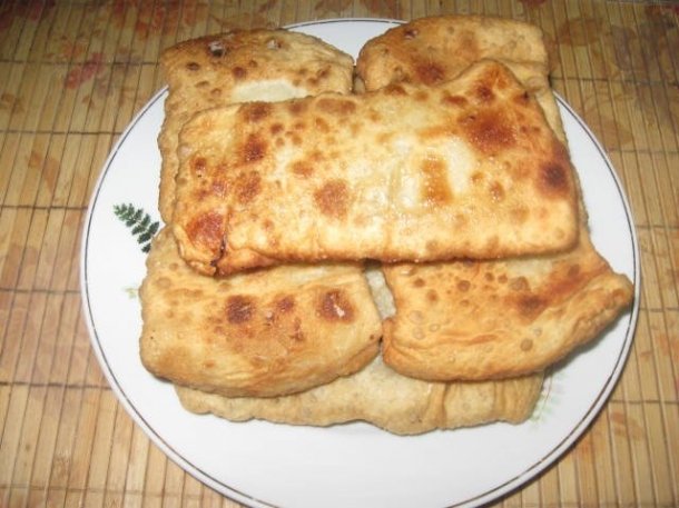 Plăcinţele prăjite umplute cu varză | Retete culinare | Gustos.ro