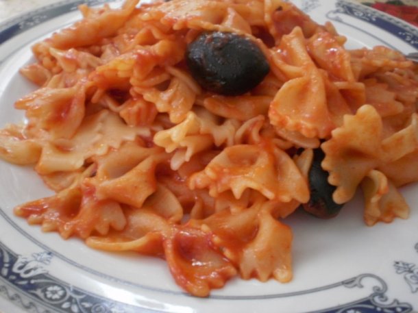 Farfalle cu busuioc, sos de rosii si masline | Retete culinare | Gustos.ro
