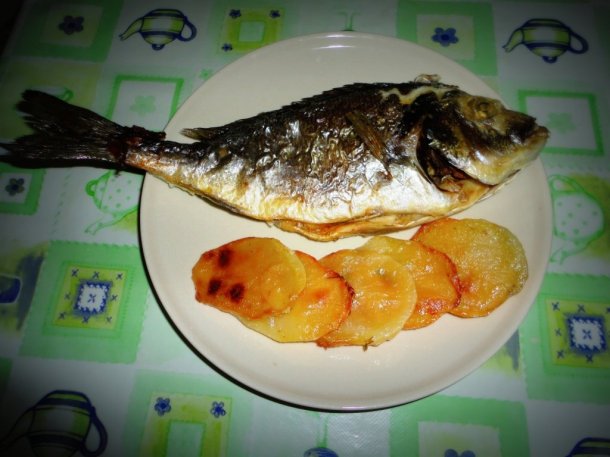 Dorada la cuptor pe pat de cartofi | Retete culinare | Gustos.ro