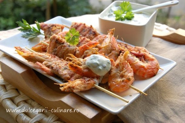 Somon si creveti la gratar cu sos tartar | Retete culinare | Gustos.ro