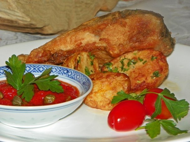 Crap prajit cu sos de rosii si capere | Retete culinare | Gustos.ro