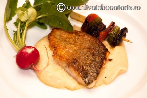 File de pastrav cu piure de telina | Retete culinare | Gustos.ro