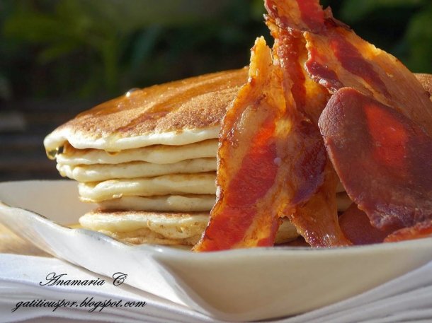 Clatite americane cu sirop de artar si bacon crocant | Retete culinare ...