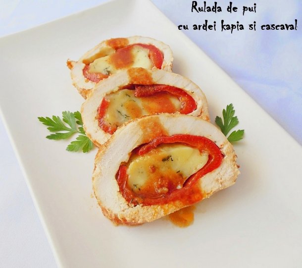 Rulada de pui cu ardei kapia si cascaval | Retete culinare | Gustos.ro